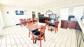 Café da manhã completo grátis todos os dias