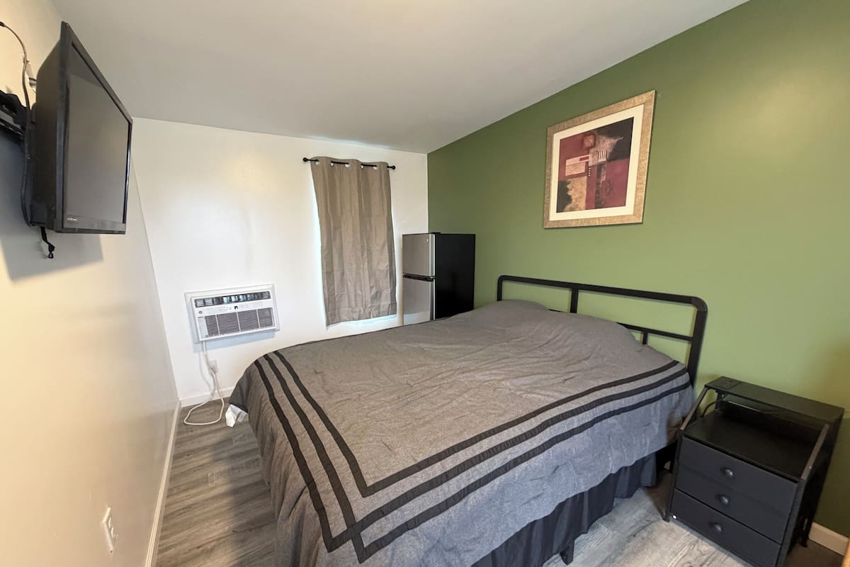 Quarto Standard, 1 cama queen-size | Secretária, Wi-fi grátis, roupa de cama fornecida