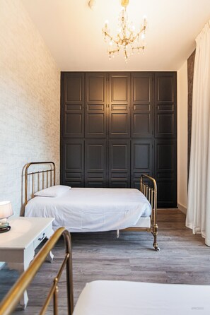 Suíte superior (Familiale) | Roupas de cama premium, frigobar, cofres nos quartos, escrivaninha