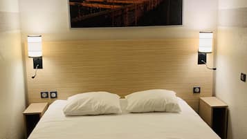 Quarto casal conforto | Escrivaninha, berços grátis, Wi-Fi de cortesia, roupa de cama
