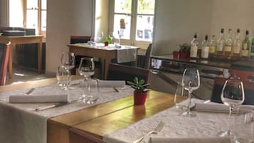 Almoços, jantares servidos, cozinha francesa, com vista para a piscina