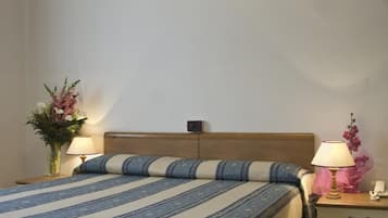 Quarto Duplo ou Twin | Cofre no quarto, secretária, Wi-fi grátis, roupa de cama fornecida