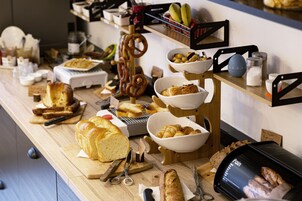 Café da manhã com buffet todos os dias (EUR 13.50 por pessoa) 