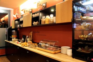 Café da manhã com buffet todos os dias (EUR 13.50 por pessoa) 
