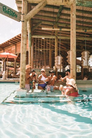 4 bares/lounges, um bar junto à piscina 