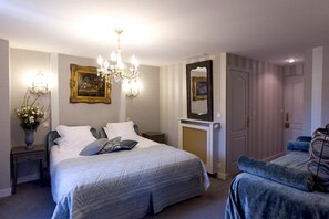 Quarto triplo clássico | Roupas de cama premium, cofres nos quartos, individualmente decorados