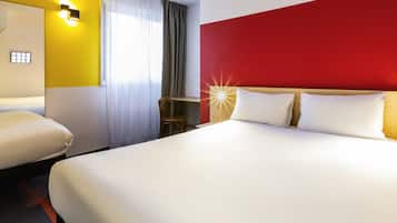 Quarto, várias camas (Pop) | Secretária, cortinas/cortinados opacos, quartos insonorizados