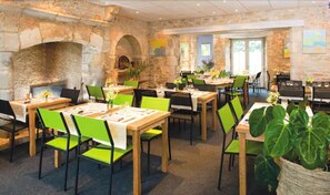 Café da manhã com buffet todos os dias (EUR 12 por pessoa) 