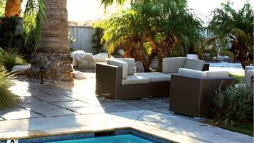 Piscina interior, 2 piscinas exteriores, espreguiçadeiras