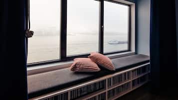Quarto Duplo ou Twin Comfort, vista para o rio (Stuurman) | Secretária, cortinas/cortinados opacos, ferro/tábua de engomar