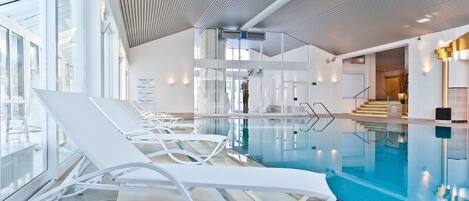 Piscina interior, espreguiçadeiras