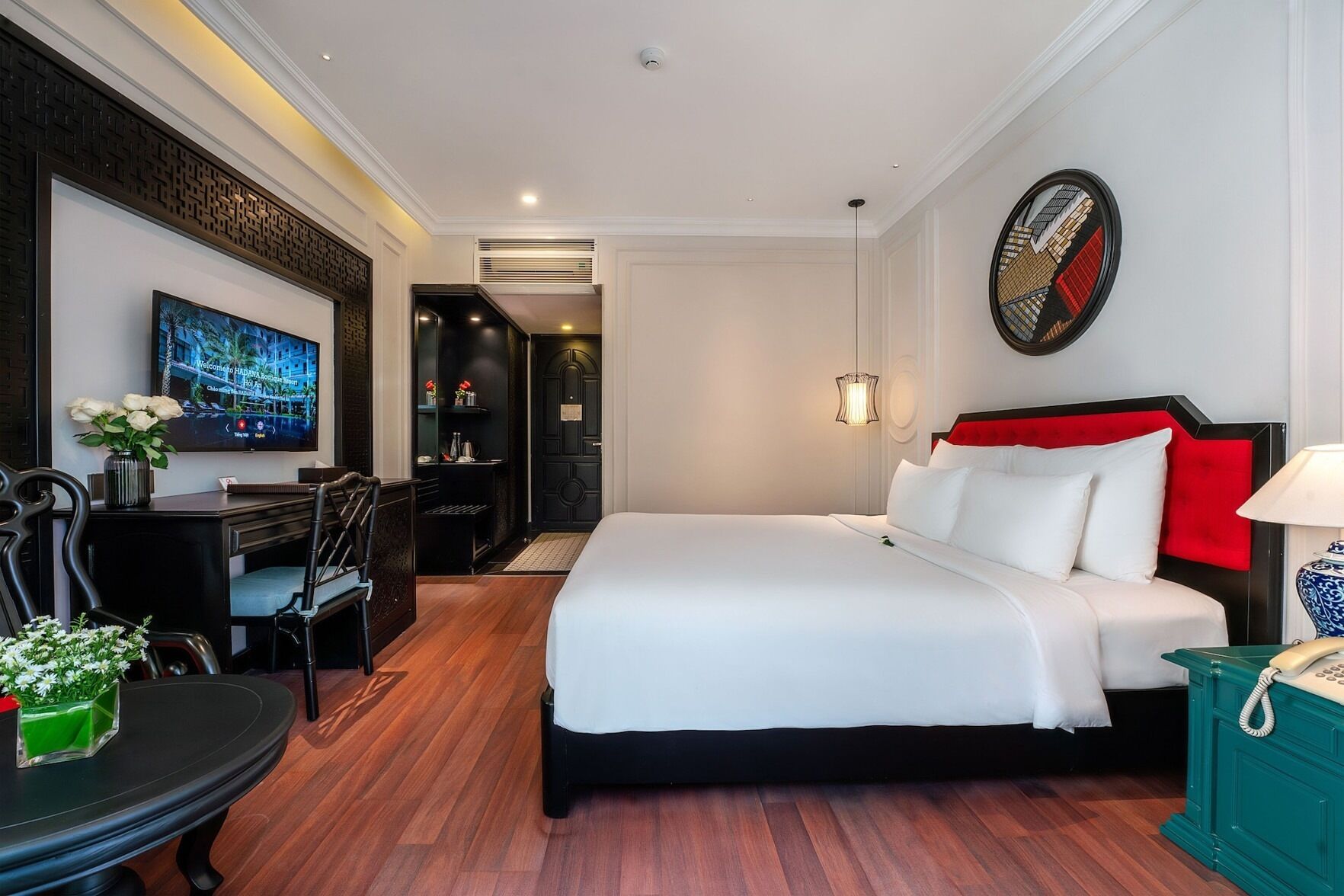 Minibar, cofre no quarto, secretária 
