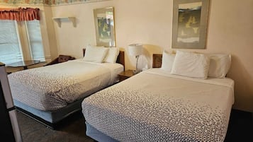 Quarto standard, 2 camas Queen | Wi-Fi de cortesia, roupa de cama