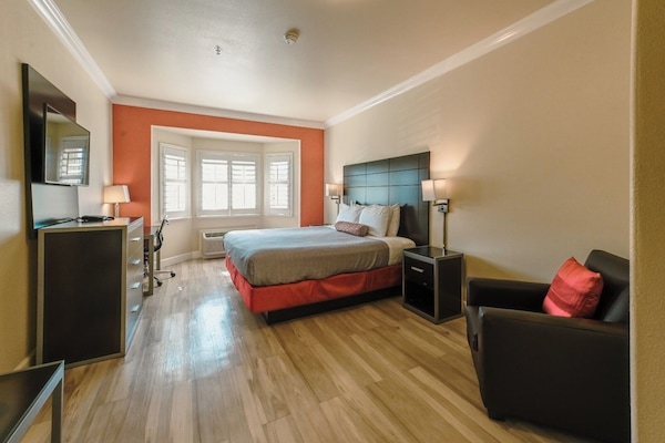 Quarto standard, 1 cama King | Escrivaninha, espaço de trabalho para notebook, cortinas blackout