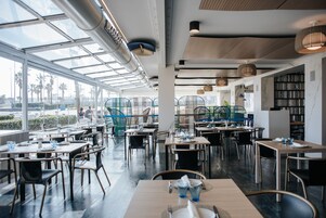 Café da manhã com buffet todos os dias mediante uma taxa
