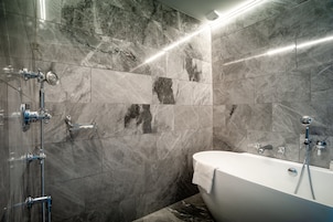 Quarto Deluxe (Annex) | Casa de banho | Um polibã, artigos de higiene pessoal grátis, um secador de cabelo 