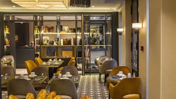 Pequeno-almoço tipo buffet diário (19.00 EUR por pessoa)