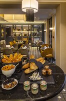 Pequeno-almoço tipo buffet diário mediante uma taxa 