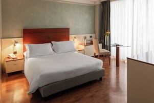 Quarto casal clássico | Roupas de cama premium, edredons de pluma, frigobar, cofres nos quartos