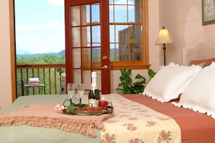 Quarto, banheiro privativo (Newberry Springs) | Roupas de cama premium, individualmente decorados