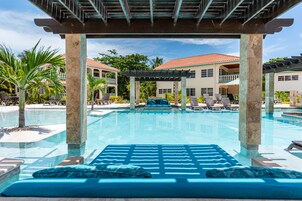 Piscina exterior, guarda-sóis, espreguiçadeiras 