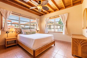 Sea View Upper Level Suite | 1 quarto, cofre no quarto, com decoração personalizada 