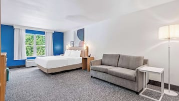 Quarto, 1 cama King, acessível (Hearing) | Área de estar | TV