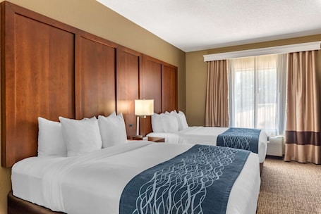 Suite, 2 Queen Beds and 1 Sofa Bed, Non Smoking | Secretária, ferro/tábua de engomar, Wi-fi grátis