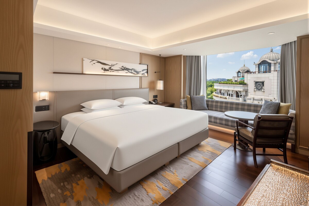 Quarto, 1 cama king-size, Vista para a cidade | Roupa de alta qualidade, minibar, cofre no quarto, secretária 