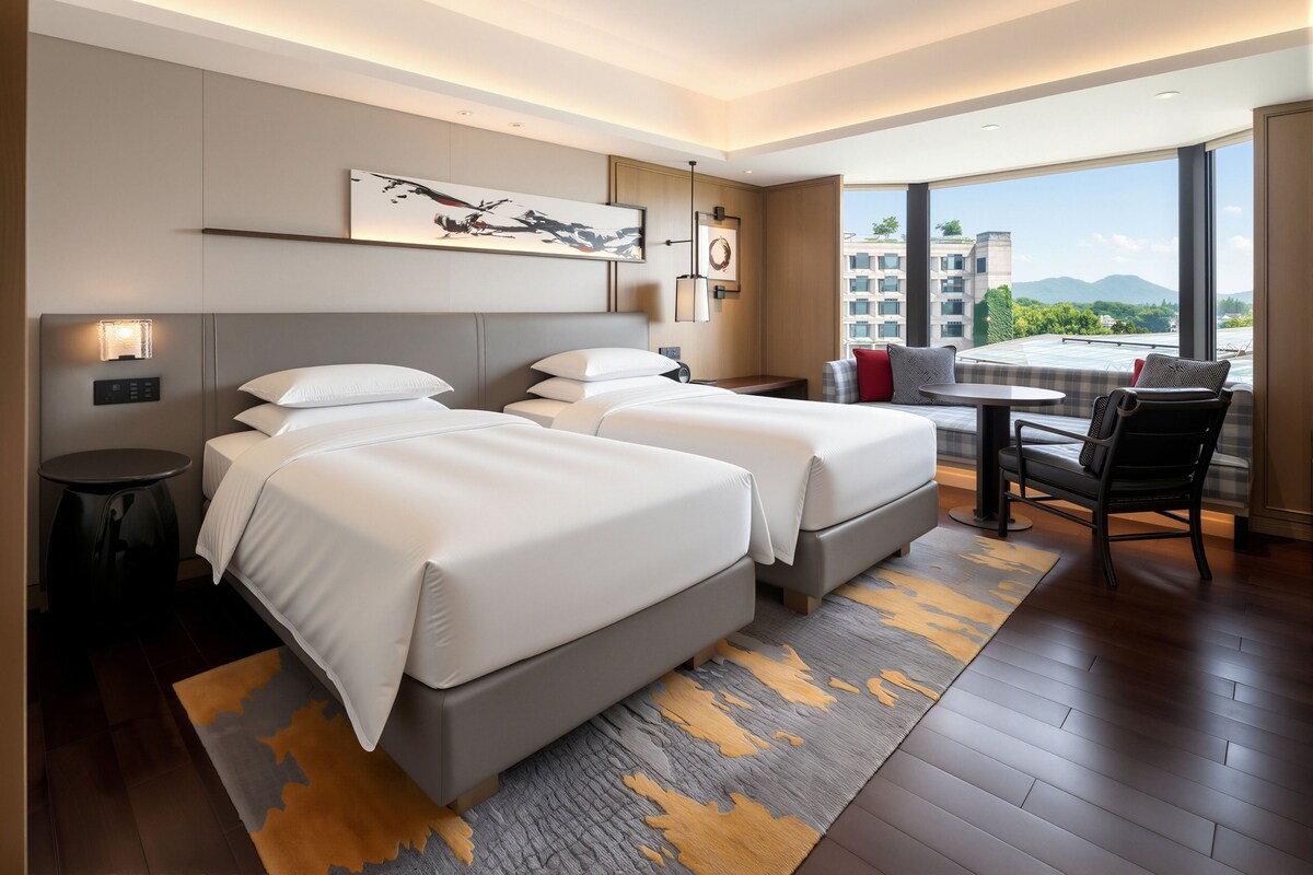 Quarto Deluxe, 2 camas individuais | Roupa de alta qualidade, minibar, cofre no quarto, secretária 