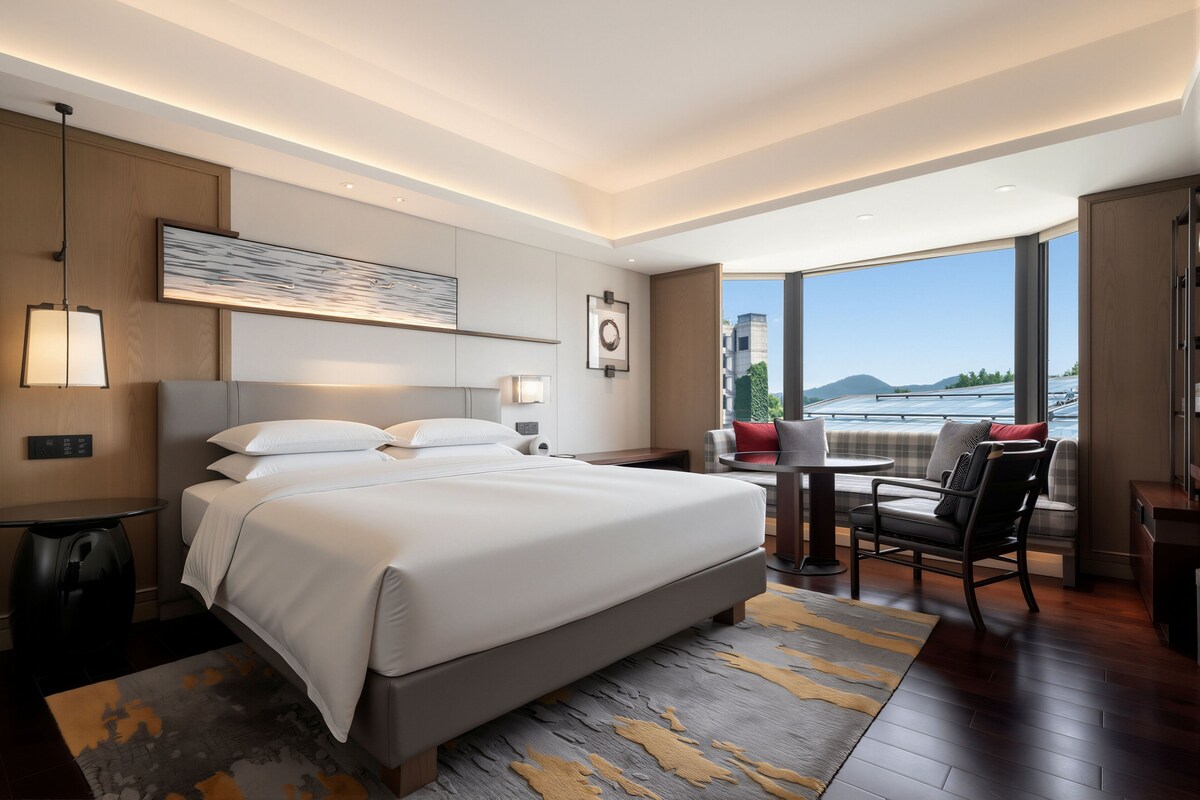 Quarto Deluxe, 1 cama king-size | Roupa de alta qualidade, minibar, cofre no quarto, secretária 