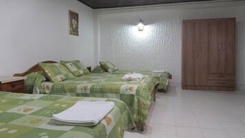 Quarto Quádruplo | Minibar, cofre no quarto, Wi-fi grátis, roupa de cama fornecida