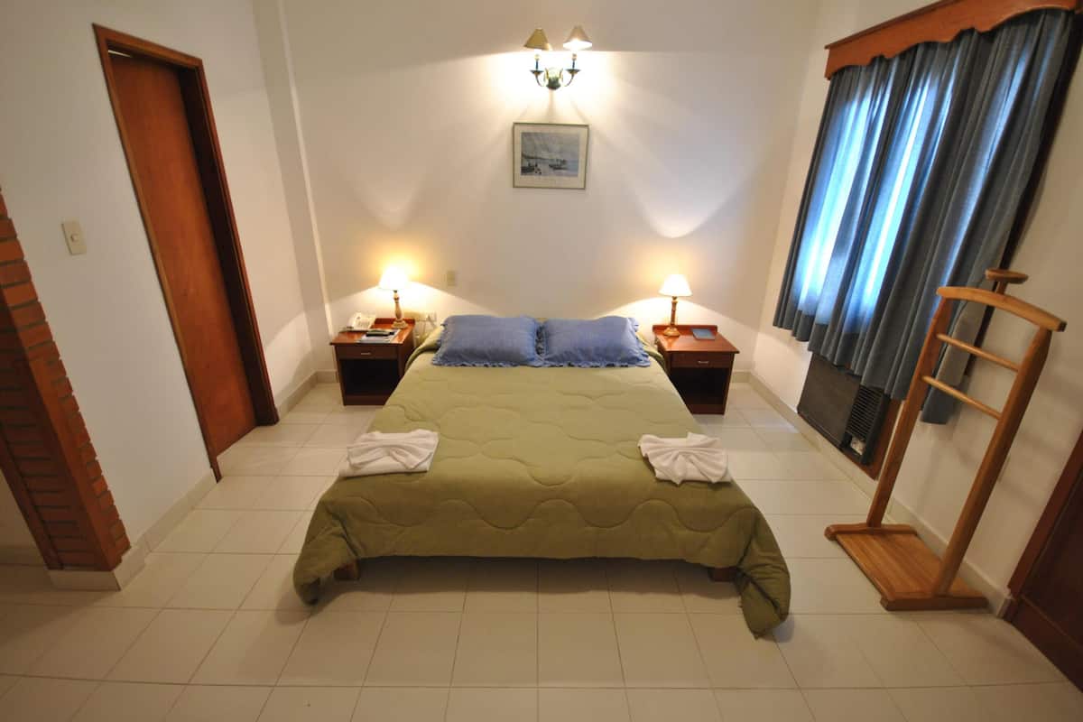 Roupa de alta qualidade, minibar, cofre no quarto, secretária