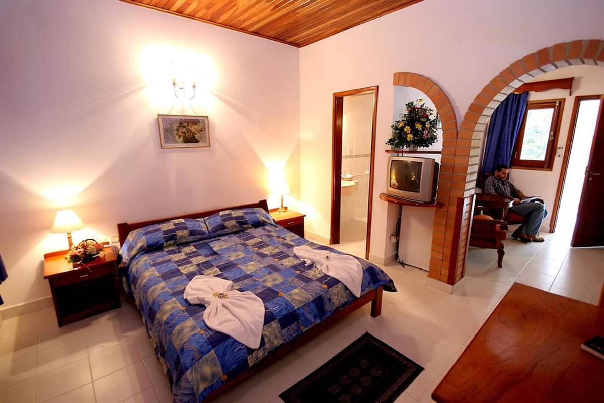 Roupa de alta qualidade, minibar, cofre no quarto, secretária