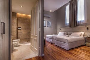 Quarto casal standard | Edredons de pluma, frigobar, cofres nos quartos, escrivaninha