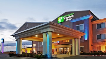 Edifício do Holiday Inn Express & Suites com entrada coberta e placa indicando ser um Holiday Inn Express & Suites.