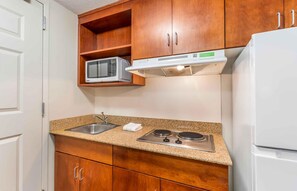 Cafeteira/chaleira, geladeira, micro-ondas, cooktop