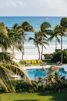 Na praia, areia branca, barracas de praia de cortesia, espreguiçadeiras