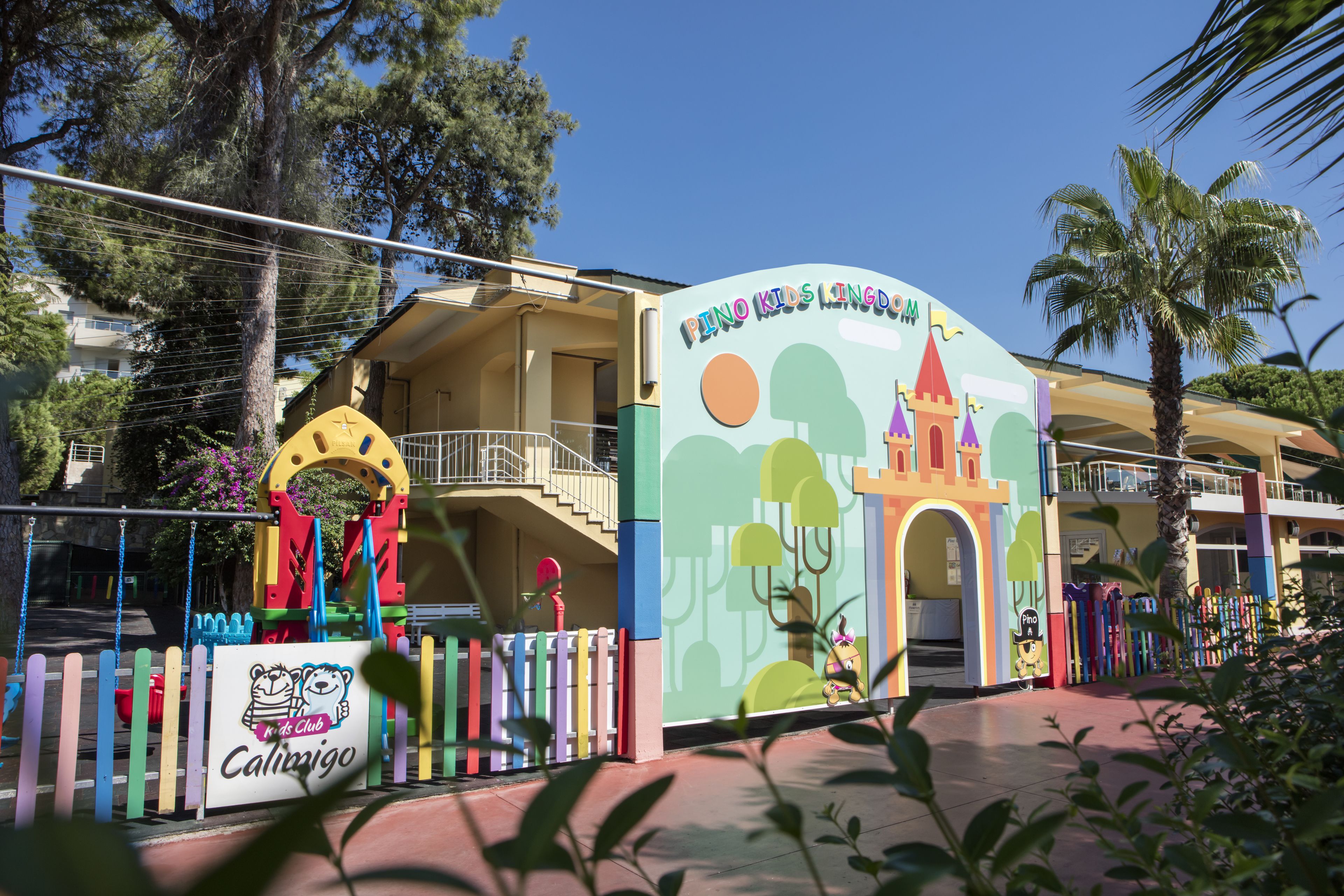 Um edifício colorido com uma placa que diz 