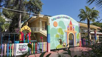 Um edifício colorido com uma placa que diz