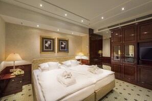 Suíte executiva, 1 quarto (Ambassador) | Roupas de cama premium, edredons de pluma, cofres nos quartos