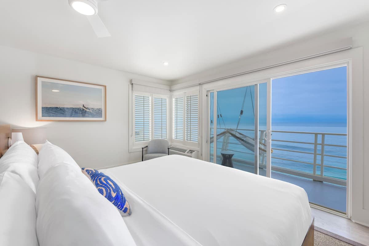 Quarto Premium, 1 cama king-size, varanda, vista para o oceano | Roupa de alta qualidade, camas de colchão viscoelástico 
