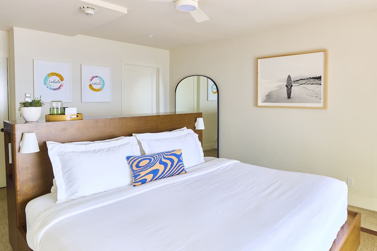 Quarto premium, 1 cama King, sacada, vista para a praia | 1 quarto, roupas de cama premium
