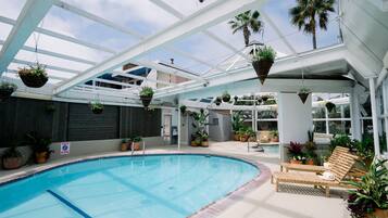 Piscina externa, funciona das 9h às 22h, espreguiçadeiras