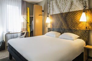 Quarto Standard, 1 cama de casal | Camas de colchão pillowtop, secretária, cortinas/cortinados opacos