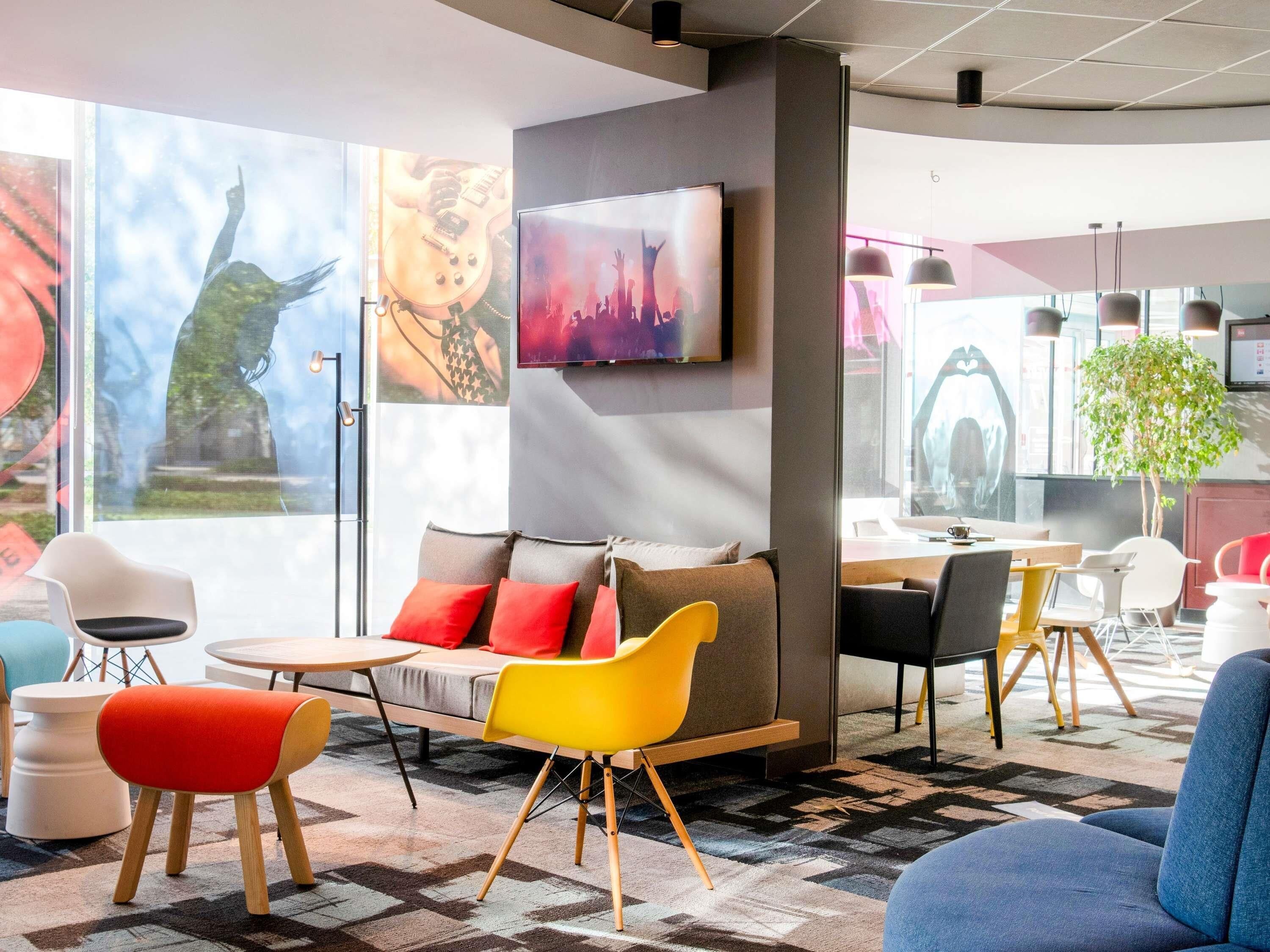 Uma área de estar moderna com sofá, poltronas e mesa de jantar.