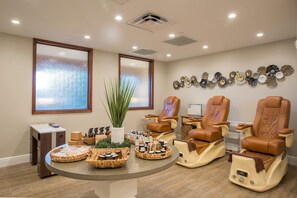 Sauna seca, massagens com pedras quentes, massagens musculares profundas
