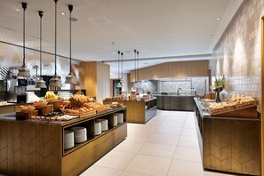 Pequeno-almoço tipo buffet diário mediante uma taxa 