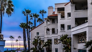 Um edifício de vários andares com varandas e vista para o oceano.