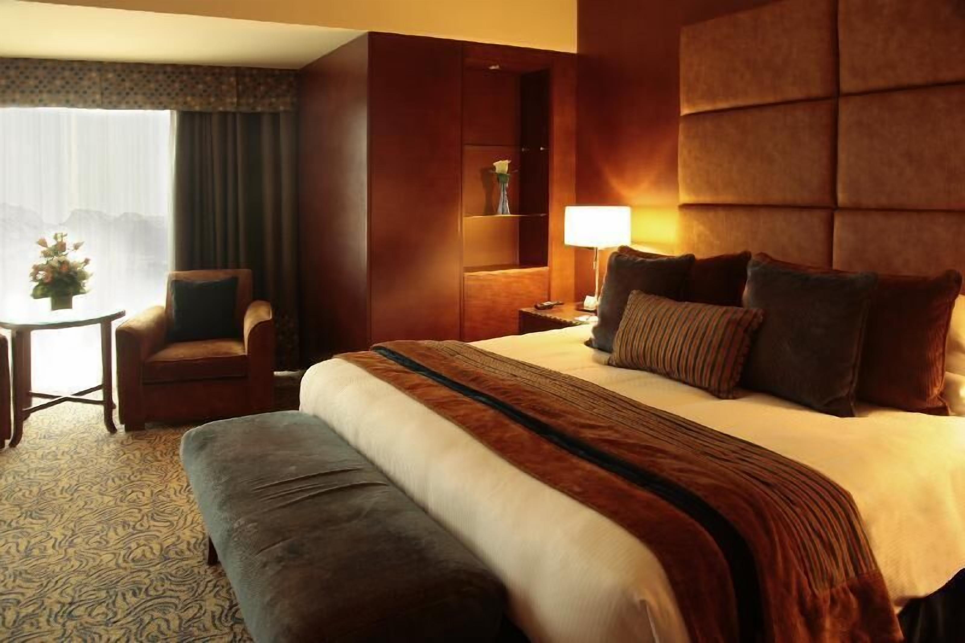 Minibar, cofre no quarto, secretária 